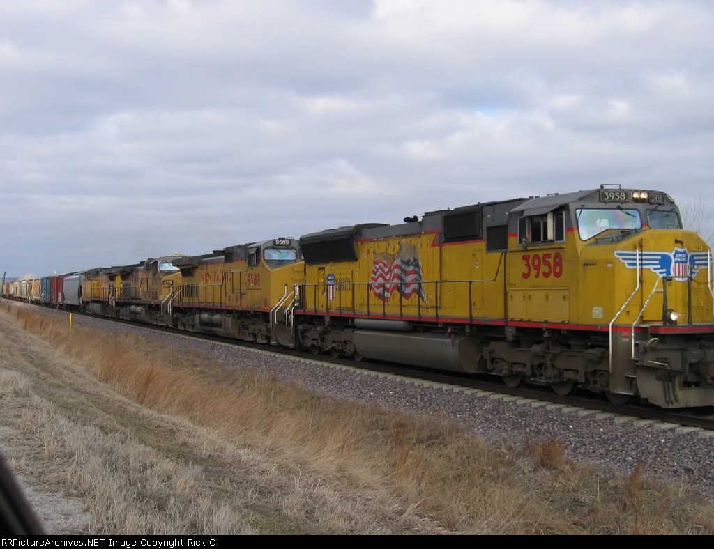 UP 3958 Leads A Manifest WB